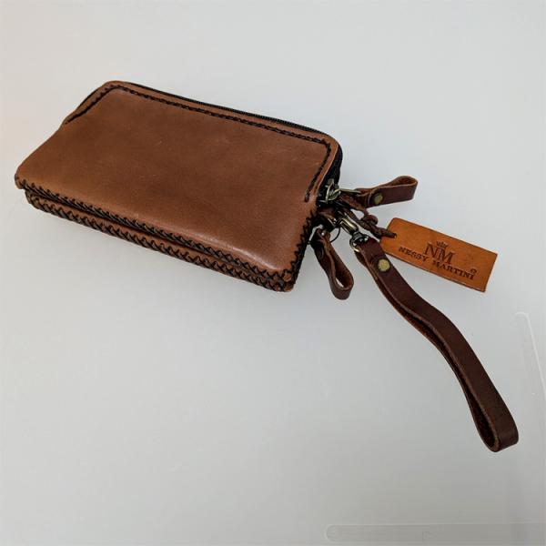 【サイズ(最大部を計測)】横幅約15cm 縦幅約9cm 厚み約3cm 【重さ】約110g 【内側収納】無し 【外側収納】無し 【留め具】ファスナー 【裏地】有り 【素材】カウレザー、生地 【生産国】タイ【備考】※商品写真は実物のカラーにより...