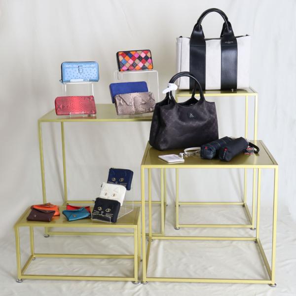 ※「取り寄せ・予約」表記は確認後に納期連絡、入荷まで最長で表記日数程掛かります。取り寄せ・予約商品はお客様都合でのキャンセル・返品は承れません。店舗用の什器として、お部屋のインテリアとして。華やかなゴールドカラーのメタルラックです。4つ全て...