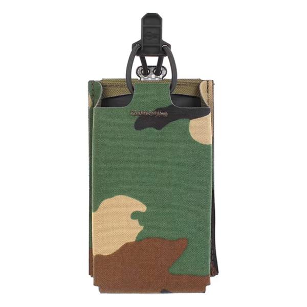 最速リロードを求めるシューターのために設計された高性能マガジンポーチです。強化樹脂製インサートと弾性コードによるテンション保持構造により、フラップやカバー無しでも優れた保持力を実現しつつ、スムーズなマガジン抜き取りが可能。スケルトン構造で軽...