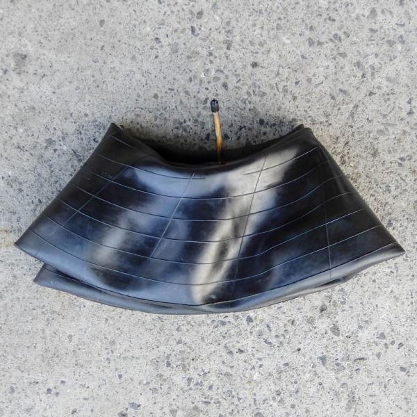 チューブタイプのタイヤに入れて使うチューブです。チューブもタイヤと同じくゴムでできているため時間と共に劣化していきます。タイヤ交換の時には必ず一緒に新品へ交換することをおすすめいたします。国内メーカー製の新品です（トーヨータイヤ製。メーカー...