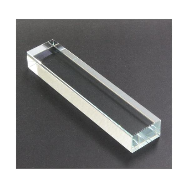 商品サイズ 3.0×2.0×15.0cm 220g・外装サイズ 6.5×3.5×18.5cm・シンプルでスタイリッシュなクリスタル製文鎮です。・透き通っているので文鎮の下の文字なども良く見えます。・書道用文鎮、ペーパーウエイト、ソーイングの...