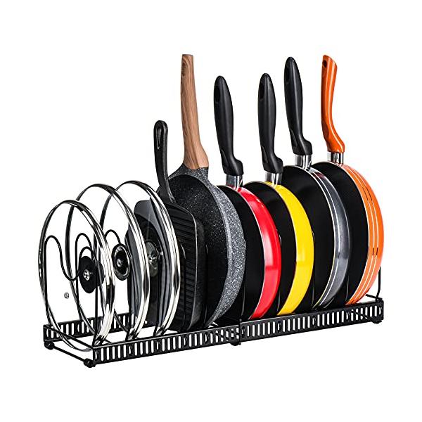 伸縮式黒/フライパンラック/-・Color:黒・多機能なフライパン収納ラック様々なフライパンを収納だけではなく、鍋蓋、まな板等を置くことも可能です。食器棚、シンクでのご使用に最適です。・簡単な組み立て式鍋や蓋などの厚みに合わせて、仕切りパー...