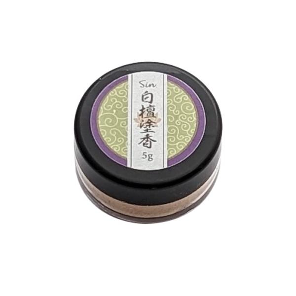 なし/5g/zuko・ScentName:白檀・150年以上続くお香の老舗で作られたこだわりの塗香です。・敬虔な香りを感じさせる、お清めに欠かせないお香です。・携帯に便利な容器入り。・神聖な白檀の香りです。・内容量：5g