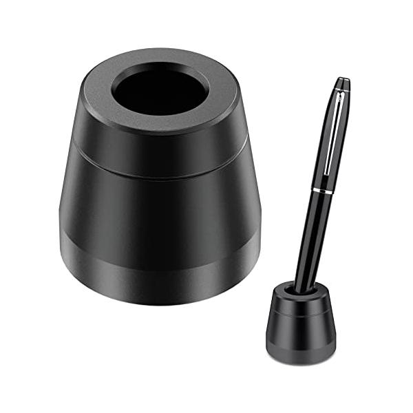 黒/1pcs/AKEIEPS1・Size:1pcsColor:黒・一本ペン立て：使用頻度の多いペンをデスク上にスッキリ収納できる、おしゃれな1本ペンスタンドです。必要な時にサッと使えますし、紛失を防げます。・安定性高い：適度な重さでペンを挿...