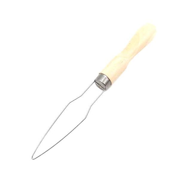 1本/長さ：18cm（持ち手部分：9cm）/-・Color:1本・パッケージ個数:1・針の糸通しの要領でシャツなどのボタン掛けを手助けする自助具です。使い方 (1)針金部分の先端をボタン穴の表側から差し込む　 (2)針金部分の先端をボタンに...