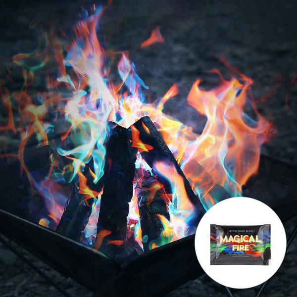 【屋内・屋外で幻想的な炎を！魔法の七色の焚き火】キャンプファイヤー、焚き火、暖炉、裏庭のファイヤーピットなど、薪を使用するあらゆる場所で、手軽に幻想的な炎を楽しめる魔法のパウダーです。袋ごと火の中に投入するだけで、炎が鮮やかな虹色に変化しま...