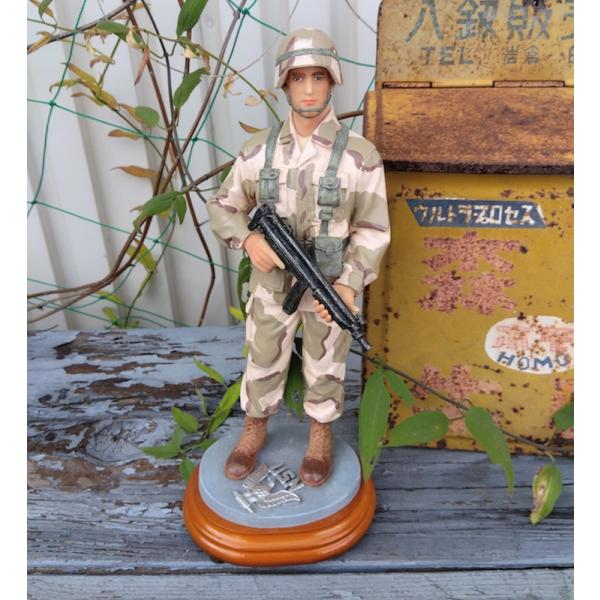 サイズ(約)：高さ22cm台座サイズ(約)：横9.5×奥行き8cm素材：レジンこのフィギュアの細かい事は忘れてしまいましたが、VANMARK社でテロ後の戦争における軍人さんに対する誇り高い伝統を表現し、尊重する為に作られたフィギュアだったと...