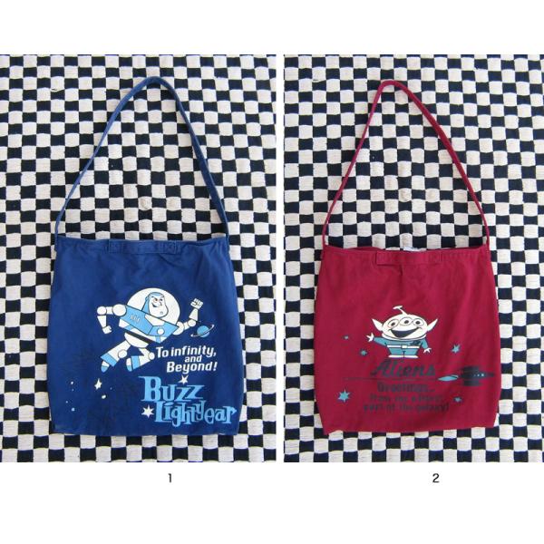 １・バズ２・エイリアンサイズ(約)：高さ38×横36cm素材：コットン製勇敢なバズとコミカルな表情が可愛いトイストーリーの人気キャラクター、バズとエイリアンのショルダーバッグです！ショルダー部分は長さ調節が出来ないので、お子様だったら斜めが...