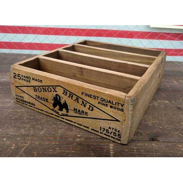 サイズ(約)：高さ5.5×横17×奥行き19.8cm 仕切りサイズ(約)：横15.5×奥行き4cm 素材：パイン材アンティーク風加工が施されているオシャレな木箱です。色合いも良く、クマのイラストも良いですね。ハガキやポストカードを入れるのに...