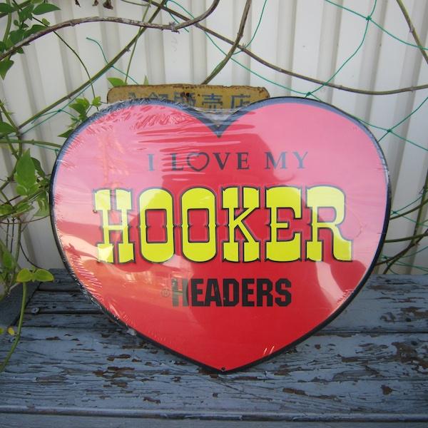 サイズ(約)：高さ26×横35cm素材：ブリキ製総合カーパーツメーカー「Holley（ホーリー）」のブランド「HOOKER HEADERS（フーカーへダース）」のハート形が可愛すぎるメタルサインです！画像では伝わりにくいですが、真っ赤なハー...