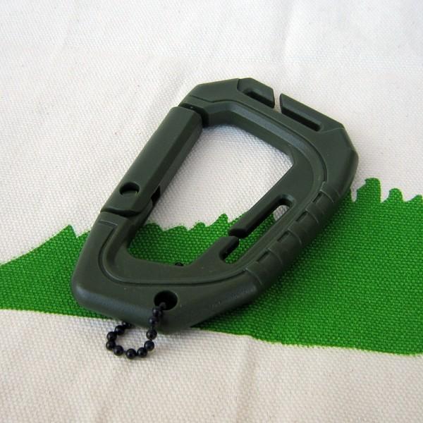 サイズ(約)：高さ9×横5.5×奥行き0.7cm 素材：ABS樹脂耐荷重：5kgゴツゴツした感じが逞しいタクティカルカラビナは、米軍の官給品として採用されているカラビナを元にデザインされたカラビナです！車の鍵を付けたり、キーホルダー感覚でバ...