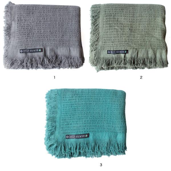 １・グレー２・カーキ３・ブルーサイズ(約)：220cm×150cm素材：コットン100%ワッフル生地なので、柔らかく、気持ちの良い素材です。厚みのあるタイプでは無いので、夏も冬も年間を通してご利用いただけます。ベッドスプレッド、ソファや車の...