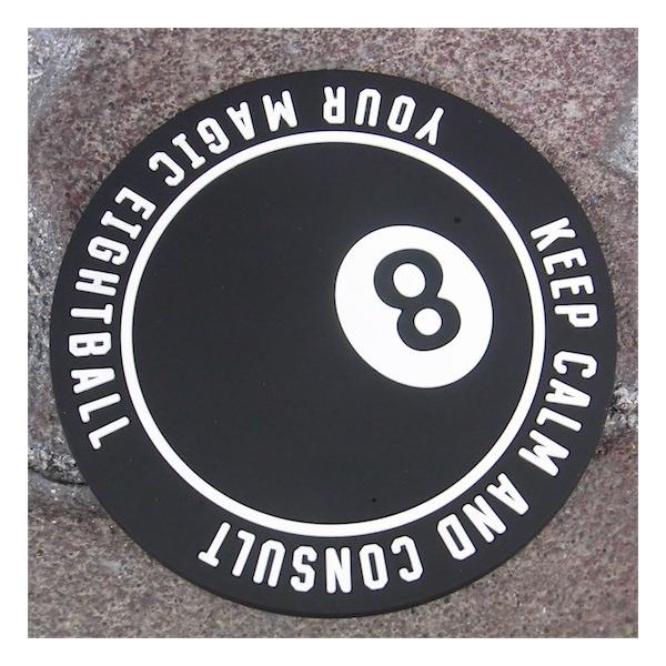 サイズ(約)：高さ0.3×直径9cm素材：ゴム製ビリヤード好き必見！人気の8ボールがデザインされたコースターです！グルッと囲む様に英字がデザインされています。ミニミニポスターとしてキッチンや玄関、ガレージやお店に飾ったり、アメ雑やビリヤード...