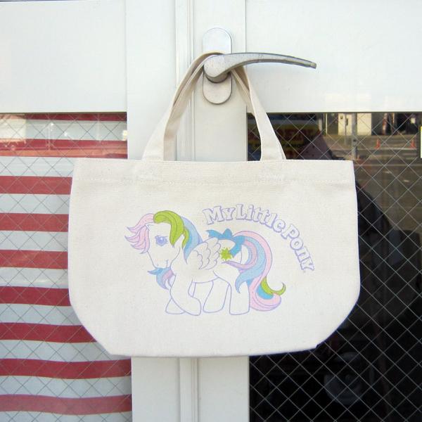 サイズ(約)：高さ20（手持ち含まず）×横28×マチ8.5cm素材：コットン100％少しレトロな雰囲気が漂うキュートなマイリトルポニーのマチ付きコットンバッグです！レインボーの髪に翼が生えているキュートなマイリトルポニーなので、お出かけがよ...