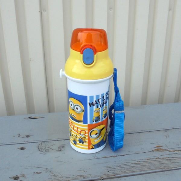 サイズ(約)：高さ20.5×直径6.5cm 容量：480ml素材：ポリプロピレン製他耐熱温度：100℃ コミカルなミニオンが沢山プリントされた楽しそうな水筒です！（保冷保温タイプではありません。）ワンタッチでフタが開き、ダイレクトに飲むタイ...