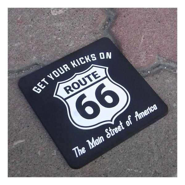 サイズ(約)：高さ0.3×横9.5×奥行き9.5cm素材：ラバー製ブラックベースのラバーコースターに白色のルート66の標識が映える、カッコ良いルート66のラバーコースターです！テーブルに冷たいコップを置くと跡がシミみたいに付いて嫌ですよね。...