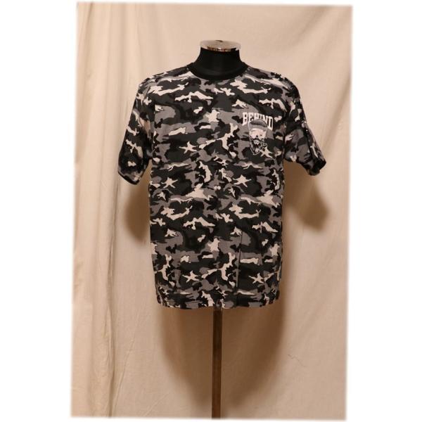 シティの迷彩柄に、左胸とバックにプリントを施したＴシャツです。奇抜なプリントが、派手さを演出します。素材は本体綿100％です。サイズは実寸で、Ｍ（胸囲102cm・着丈65cm・肩幅42cm・袖丈20cm）、Ｌ（108・66・44・21）、Ｌ...