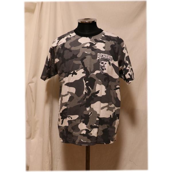シティの迷彩柄に、左胸とバックにプリントを施したＴシャツです。奇抜なプリントが、派手さを演出します。素材は本体綿100％です。サイズは実寸で、Ｍ（胸囲102cm・着丈65cm・肩幅42cm・袖丈20cm）、Ｌ（108・66・44・21）、Ｌ...