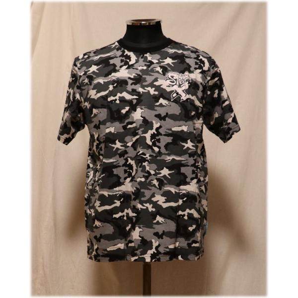 シティの迷彩柄に、左胸とバックにプリントを施したＴシャツです。奇抜なプリントが、派手さを演出します。素材は本体綿100％です。サイズは実寸で、Ｍ（胸囲102cm・着丈65cm・肩幅42cm・袖丈20cm）、Ｌ（108・66・44・21）、Ｌ...