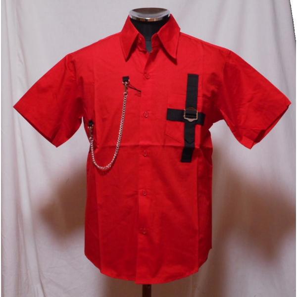 パンク系のシャツで、素材は綿100％です。サイズは実寸でおよそ、フリー（胸囲104cm・着丈72cm・肩幅45cm・袖丈25cm）です。