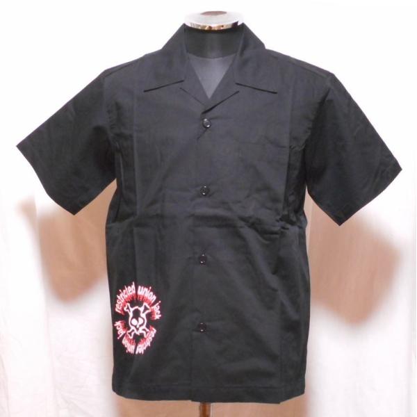 パンク系のボーリングシャツです。デザインはプリントで、背中には左右に縦にスリットが入れてあります。素材は綿100％で，サイズは実寸で、Ｓ（胸囲94cm・着丈60cm・肩幅39cm）、フリー（胸囲106cm・着丈68cm・肩幅45cm）です。...