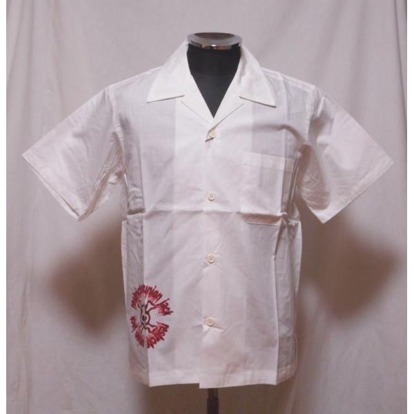 パンク系のボーリングシャツです。デザインはプリントで、背中には左右に縦にスリットが入れてあります。素材は綿100％で，サイズは実寸で、Ｓ（胸囲94cm・着丈60cm・肩幅39cm）、フリー（胸囲106cm・着丈68cm・肩幅45cm）です。...