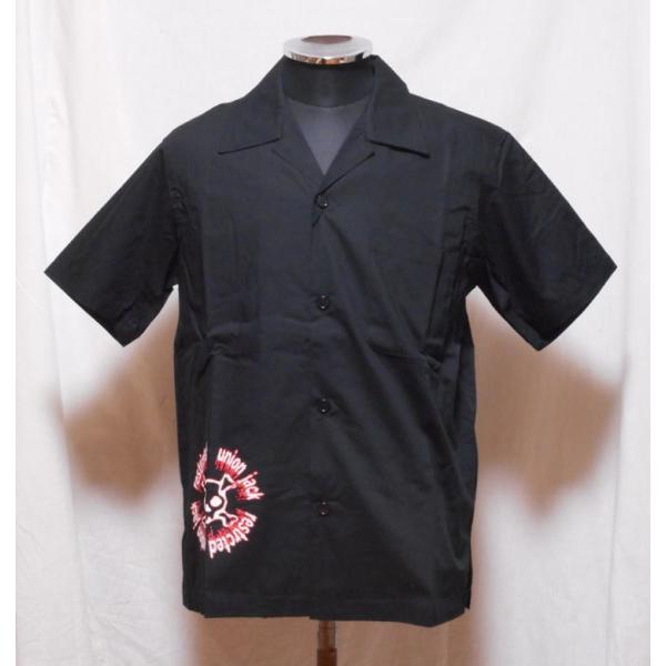 パンク系のボーリングシャツです。デザインはプリントで、背中には左右に縦にスリットが入れてあります。素材は綿100％で，サイズは実寸で、Ｓ（胸囲94cm・着丈60cm・肩幅39cm）、フリー（胸囲106cm・着丈68cm・肩幅45cm）です。