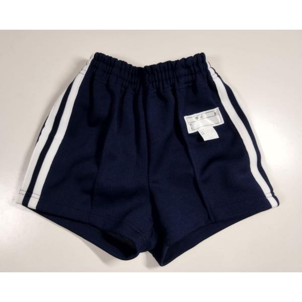 実際の小学校で通学用や体操ズボンとして長く採用されている、オールシーズンタイプのショートパンツです。元気なお子様に数年着用いただけるように、しっかりと設計されています。素材はポリエステル95％・綿5％で、ウエストにゴムが入っています。内側に...