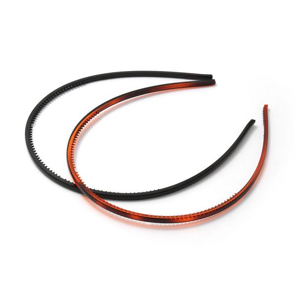 シンプルな極細カチューシャ キラキラストーンシールを着けてリメイクも☆ ◆幅：約4mm ◆サイズ：フリー ◆カチューシャ部、滑り止めクシつき ◆大量注文可 ※入荷時期ロットにより商品の仕様がかわる場合もございます ※紙などにこすると色落ちし...