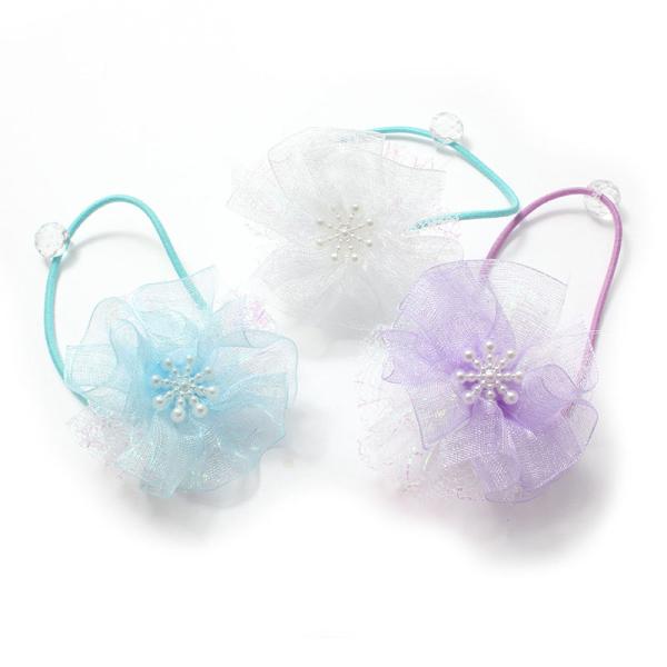 淡いカラーのオーガンジーとチュールのダブルレースでボリュームのあるヘアゴムです。雪の結晶のパーツとオーロラチュールがとても華やかです。ポニーテールやハーフツインテールにもご使用いただける大きさです（サイズは画像にも記載してございます）普段使...