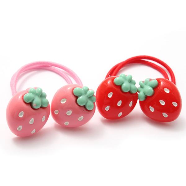 つやつやぷっくりいちごのヘアゴムですクルっとモチーフをひっかけるだけで忙しい朝でも簡単に結べますポニーテールやツインテール、ツインおだんごヘアの飾りなど、色々なヘアスタイルにおすすめです■小さいお子様やペットの誤飲にはご注意ください。・いち...