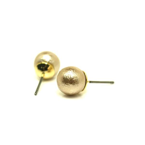 人気のコットンパールのピアスになりますベージュカラーがとてもエレガントですサイズ(約)：8.6mm　「注文キャンセル・返品対象外」※衛生品の為、配送時商品破損・不良以外の返品・交換はお受けできませんのでご了承くださいませ。ご理解の程よろしく...