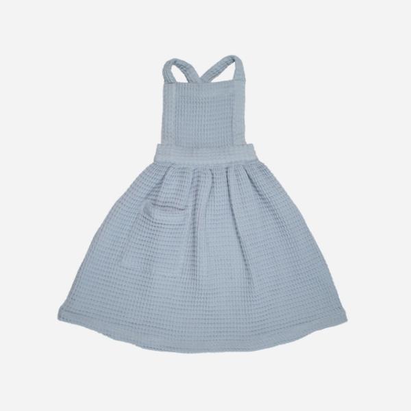 オーガニックコットン100%で、大きなワッフル地のミディ丈ワンピースくすみブルーの色味がとってもかわいいアイテムですインナーを選ばない形なので着回しがしやすくおすすめですストラップは2段階に調節できるので、急な成長にも対応できますオーシャン...