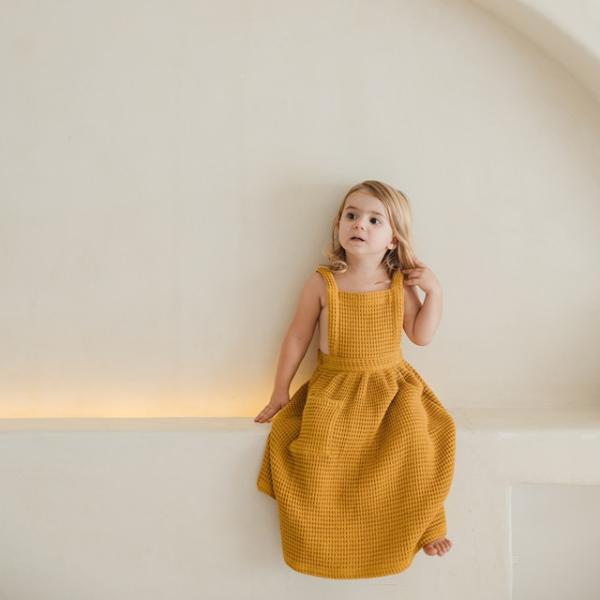 オーガニックコットン100%で、大きなワッフル地のミディ丈ワンピースくすみブルーの色味がとってもかわいいアイテムですインナーを選ばない形なので着回しがしやすくおすすめですストラップは2段階に調節できるので、急な成長にも対応できますオーシャン...