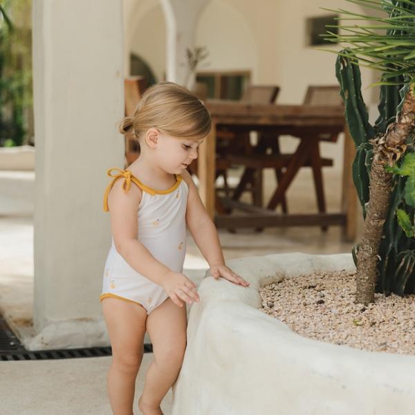 美しいマスタードカラーが目を引く、新しいお気に入りのスイムウェアを小さなお子さまにこの水着は、子供時代の無邪気さと遊び心を表現するために、職人が特別にデザインしたものですUPF50、高い効果で紫外線をカットするので安心です□カラーyello...