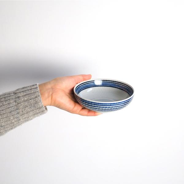 ・商品名：中鉢・サイズ：φ13×H4.3cm / 250cc・素材：磁器・柄：藍駒・生産地：長崎県（波佐見焼）・メーカー：マルヒロ・備考：食洗機、電子レンジ使用可。