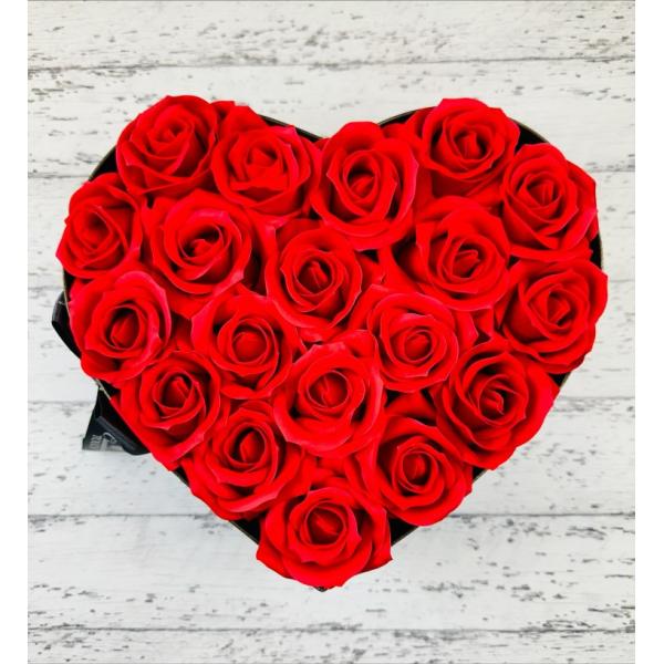 商品名：ソープフラワー ハートボックスタイプ レッドサイズ　縦 約23cm　横 約25cm 高さ 約12cm商品説明ソープフラワーは、石鹸素材から作られた香り付きの鑑賞用のお花です。枯れることがなくお手入れも簡単です。お誕生日や結婚記念日、...
