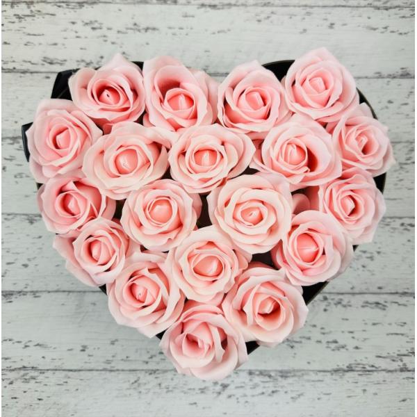 商品名：ソープフラワー ハートボックスタイプ ピンクサイズ　縦 約23cm　横 約25cm 高さ 約12cmソープフラワーは、石鹸素材から作られた香り付きの鑑賞用のお花です。枯れることがなくお手入れも簡単です。お誕生日や結婚記念日、母の日や...