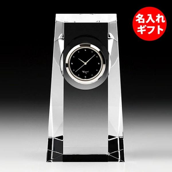　透明度の高い「オプティカルグラス」がベースの、クリスタルクロック。　周年記念や創立記念、永年勤続、退職記念など、贈られるさまざまな記念品として、メモリアル文字を刻印してお届けします。　※この商品は名入れ加工込みの商品です。ご指定のネーム・...