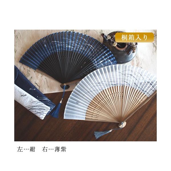 霞の中、ほのかに揺れる草花の生命力。そしてとんぼは幻想的に、静寂のひと時を舞う… そんな幻想的なモチーフを扇子の中に描いた舞扇堂・夏霞。濃淡のラインで涼しげなつゆ芝を、また銀のラインを重ねることで霞に光る夜露を表現しました。その他携帯・収納...