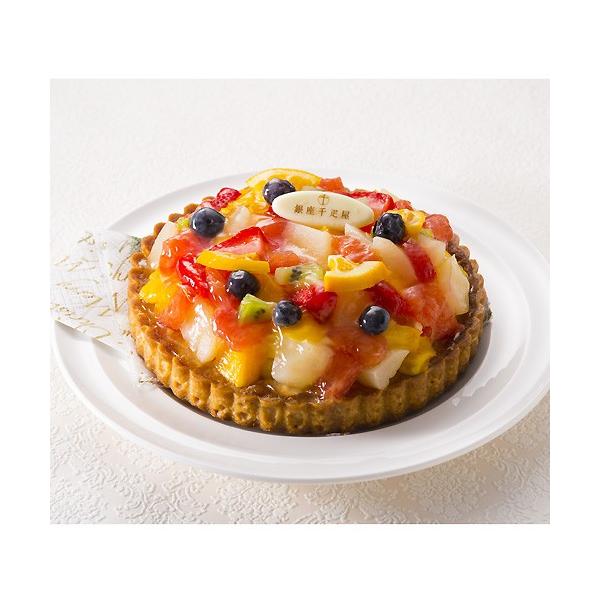 　サクッとしたタルト生地と、アーモンドプードルで焼き上げた生地に、カスタード風味のクリームと、色とりどりのフルーツをふんだんにトッピングしました。　素材にこだわり、手間ひまを惜しまず、丁寧に作りあげたパティスリー銀座千疋屋自慢の逸品です。　...