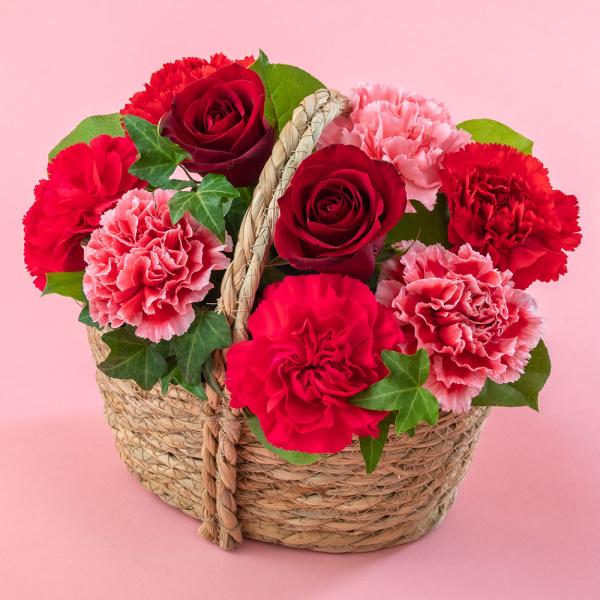 ■お届け2026/5/7 から 2026/5/10まででご指定ください※お届け日指定締切 2026/4/30 以降は指定不可■注文締切2026/05/07　14:00までナチュラルな手編みバスケットに、お母さんが大好きな赤いカーネーションを...