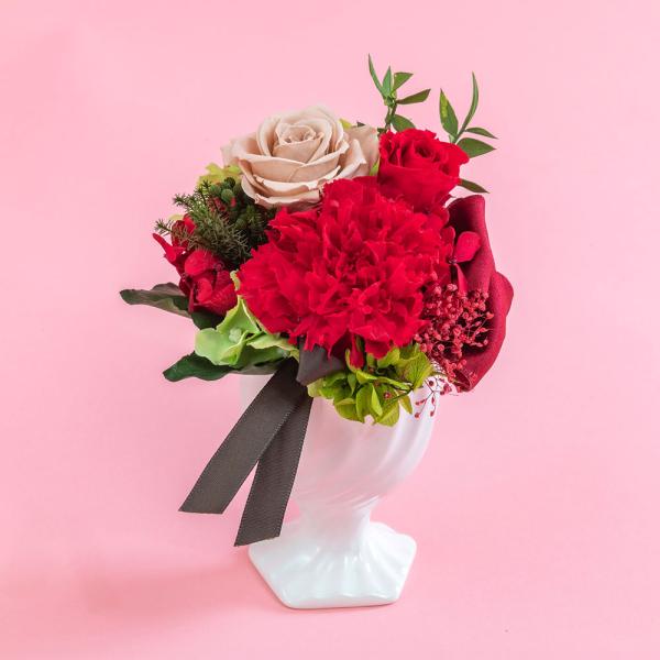 ■お届け2026/5/6 から 2026/5/10まででご指定ください※お届け日指定締切 2026/4/30 以降は指定不可■注文締切2026/05/07　14:00までシックなリボンとニュアンスカラーのバラが織りなす、モダンな美しいプリザ...