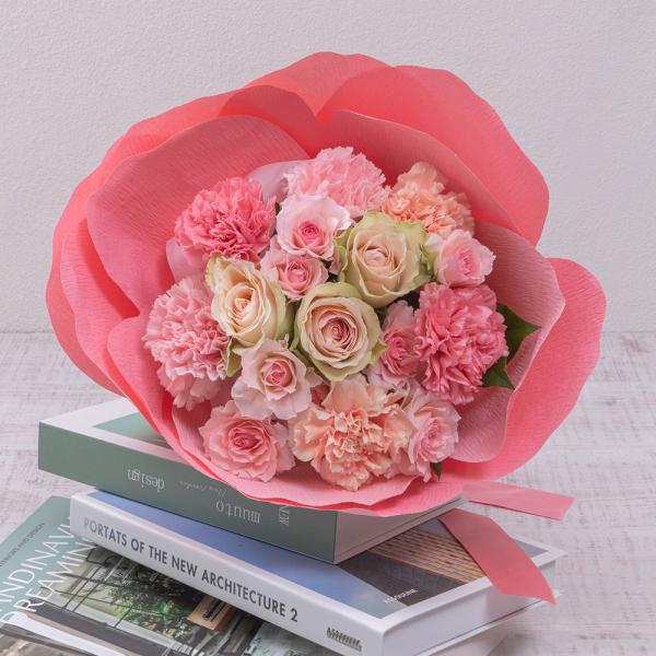 ■お届け2026/5/7 から 2026/5/10まででご指定ください※お届け日指定締切 2026/4/30 以降は指定不可■注文締切2026/05/07　14:00までグリーンのニュアンスが加わったピンクのバラとカーネーションを、花びら型...