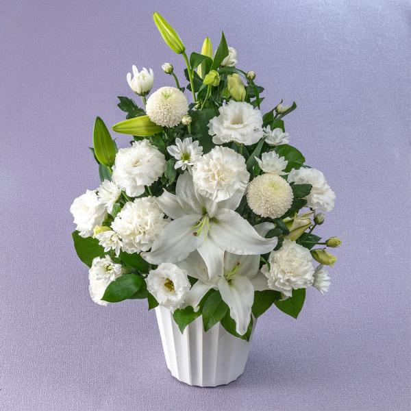 ■お届け 3日後以降でご指定可■注文締切2026/10/28　14:00まで静かな美しさを放ちながら咲く美しい大輪のユリと共に心癒される花々を花器に盛り込みました。花色は、心落ち着く白で統一しました。