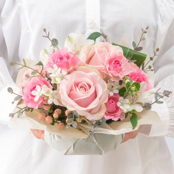 ■お届け2026/4/1 から 2026/5/31まで 3日後以降でご指定可■注文締切2026/05/28　14:00までこの季節のおすすめのお花は「バラ」。「感謝」「感銘」という花言葉を持つ鮮やかなピンクのバラをメインにピンクのグラデーシ...