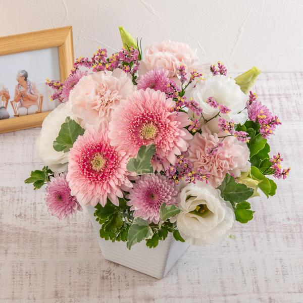 ■お届け 3日後以降でご指定可■注文締切2026/09/27　14:00まで清らかで優しい色調の白や淡いピンク色の花々があしらわれたアレンジメント。柔らかに取り囲む平衡の線が美しい花器は、見る方の心が安らかになることを祈ってデザインした日比...