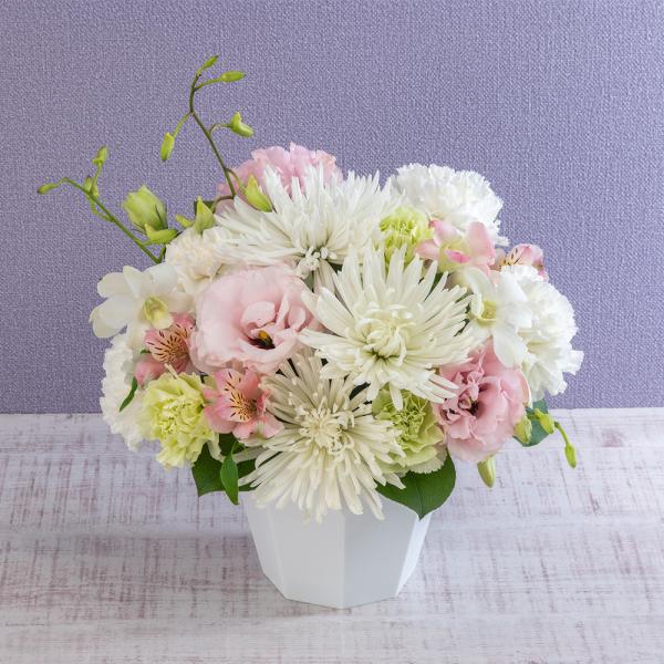 ■お届け 3日後以降でご指定可■注文締切2026/09/27　14:00までマムやリシアンサスなど、ホワイトとピンクでまとめられた清らかで穏やかな色調の花々があしらわれたメモリアルアレンジメント。やわらかな光に包まれたようなアレンジメントは...