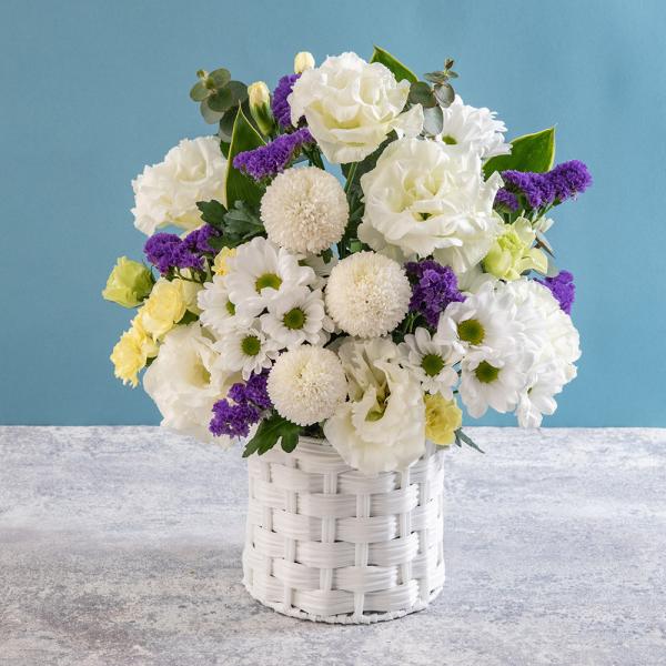 ■お届け 3日後以降でご指定可■注文締切2027/10/28　14:00まで白に差し色を加えたオーソドックスなお供え用アレンジメントです。マムを中心にカーネーションや小花を合わせました。花に大切な方の思い出を重ねてお届けいたします。