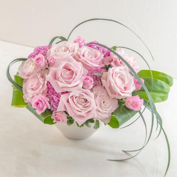 ■お届け 3日後以降でご指定可■注文締切2026/10/28　14:00まで香りたつような華やかなピンクのバラたち。可愛らしく、上品なアレンジメントです。見ているだけで幸せな気持ちになれる、こころ温まる贈り物です。